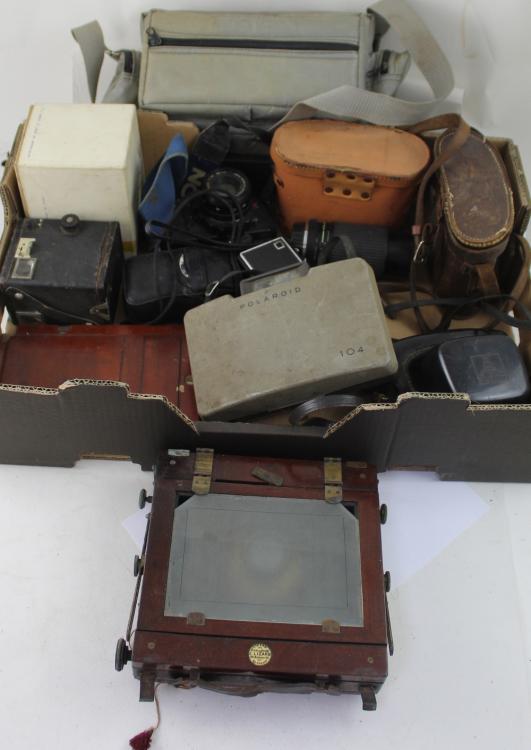 A mahogany-cased plate camera by J Lizars of Glasgow, further cameras ...